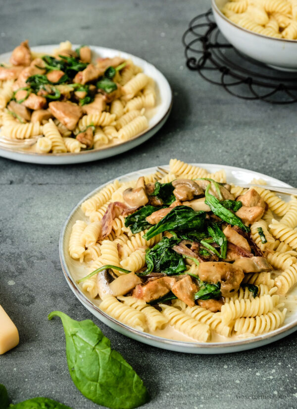 Pasta mit Hähnchen, Blattspinat & Champignons (REWE Abholservice)