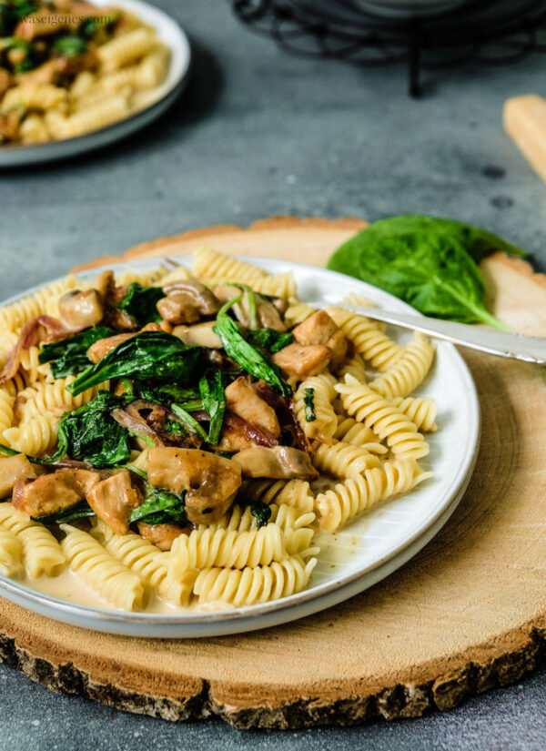Pasta mit Hähnchen, Blattspinat & Champignons (REWE Abholservice)