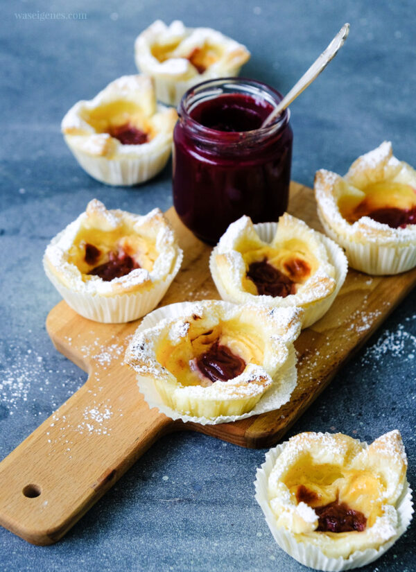 Rezept: Blätterteig-Pudding-Teilchen mit Kirschmarmelade.