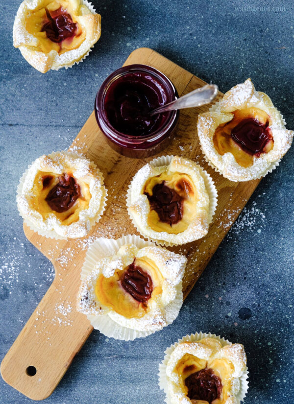 Rezept: Blätterteig-Pudding-Teilchen mit Kirschmarmelade.