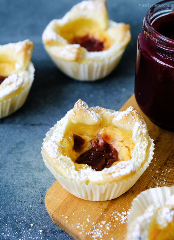 Rezept: Blätterteig-Pudding-Teilchen mit Kirschmarmelade.