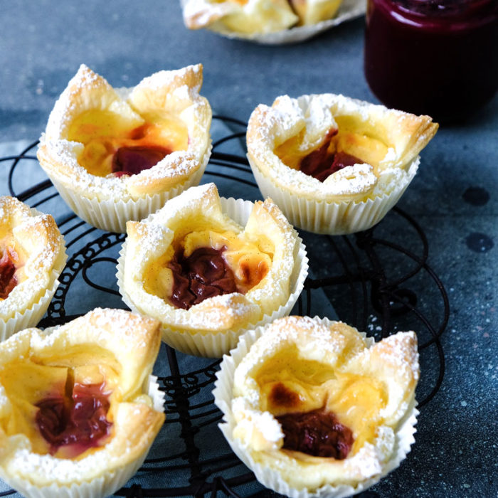 Rezept: Blätterteig-Pudding-Teilchen mit Kirschmarmelade.