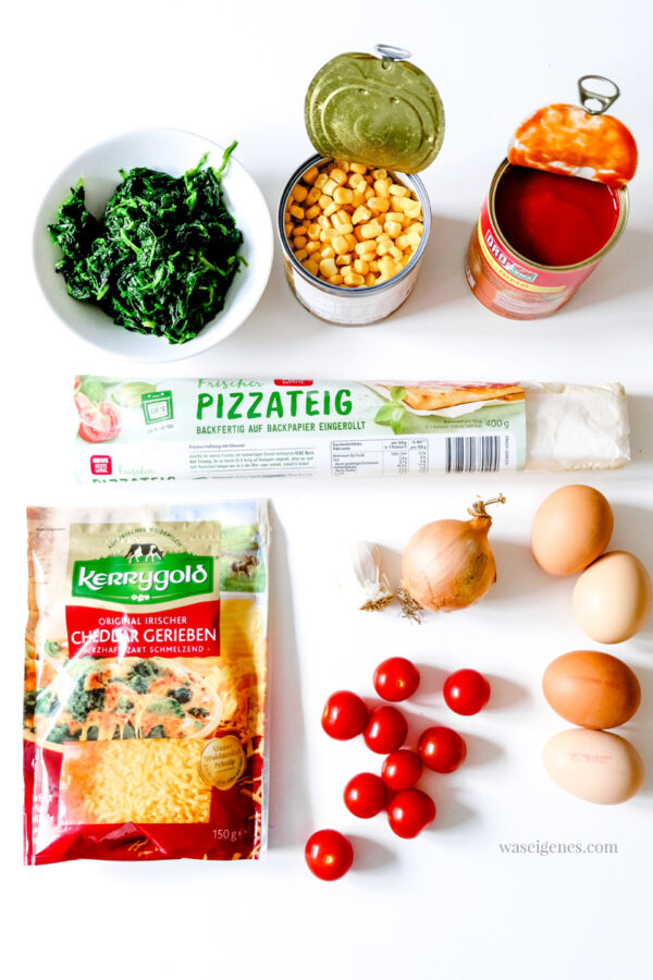 Spinat-Pizza mit Mais, Tomaten & Spiegelei - Fix vom Blech