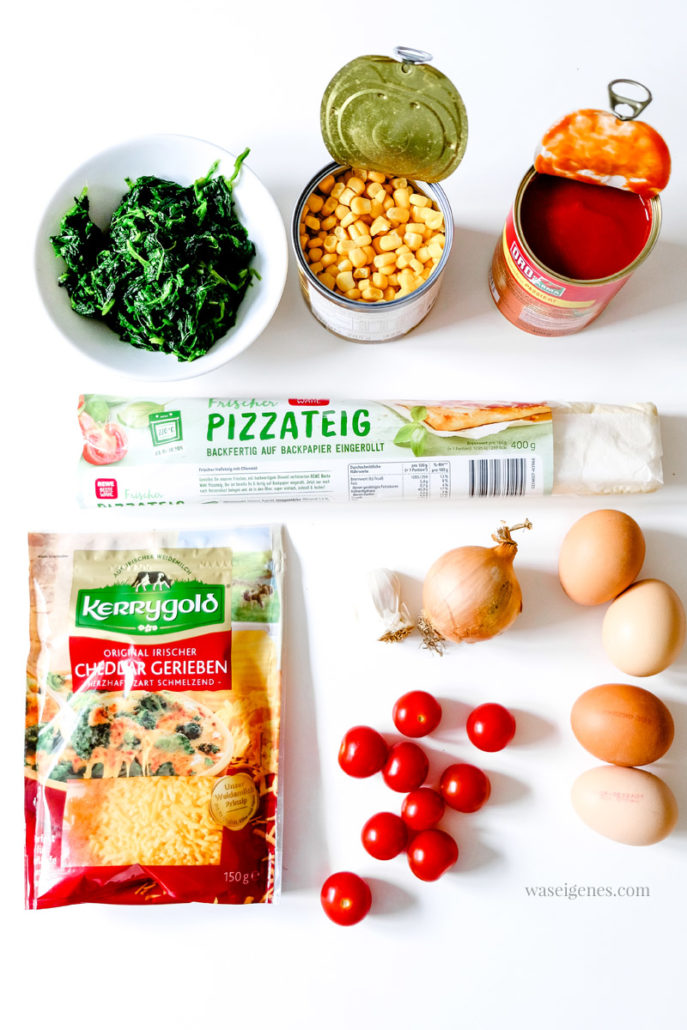 Spinat-Pizza mit Mais, Tomaten & Spiegelei - Fix vom Blech