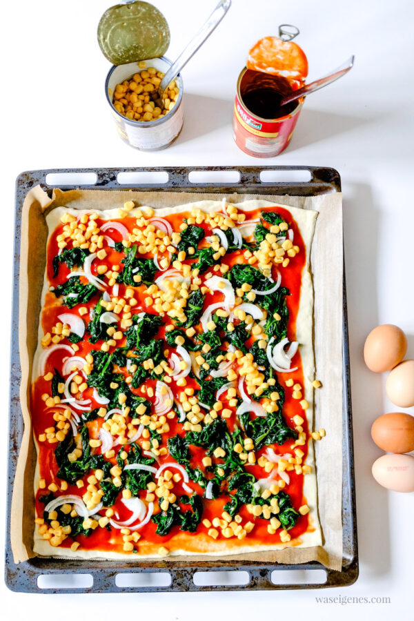 Spinat-Pizza mit Mais, Tomaten & Spiegelei - Fix vom Blech