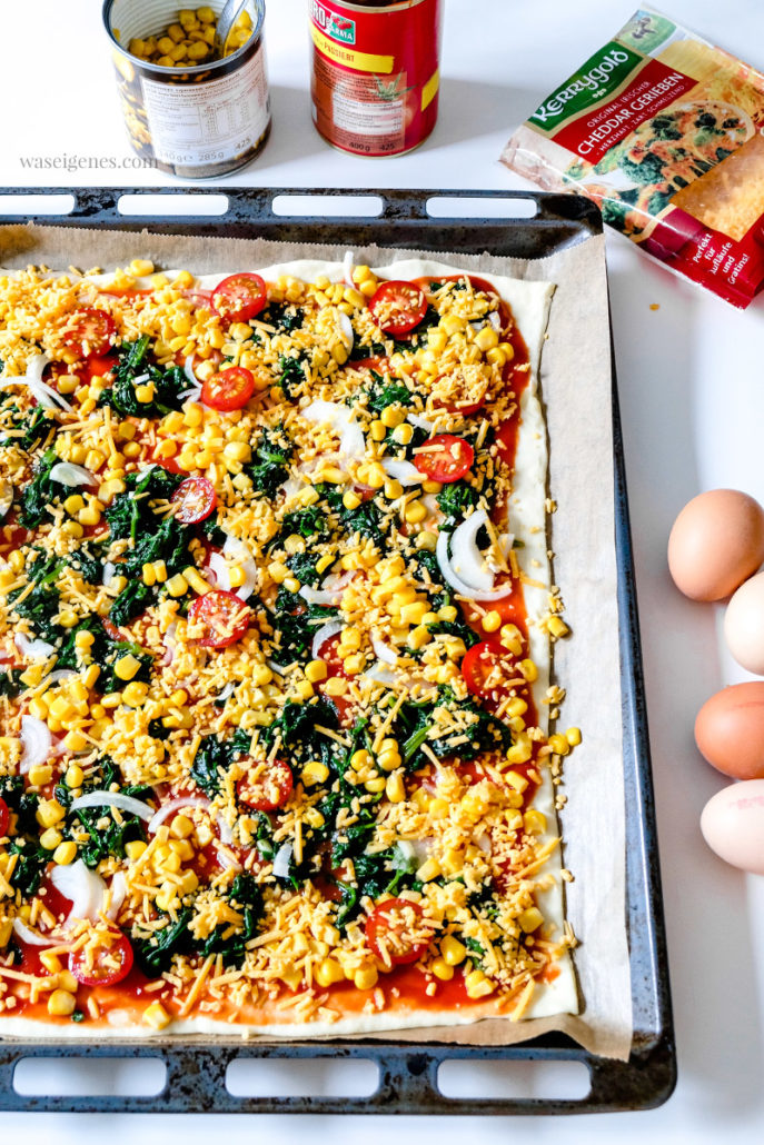 Spinat-Pizza mit Mais, Tomaten & Spiegelei - Fix vom Blech