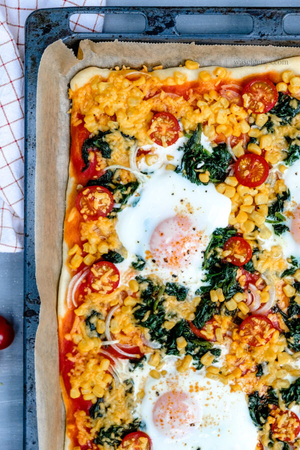 Spinat-Pizza mit Mais, Tomaten & Spiegelei - Fix vom Blech