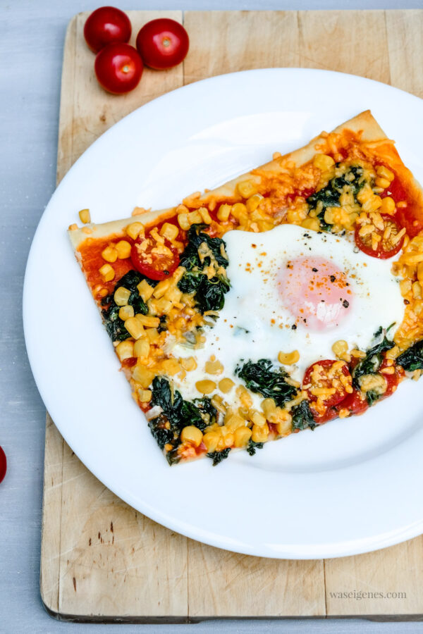 Spinat-Pizza mit Mais, Tomaten & Spiegelei - Fix vom Blech