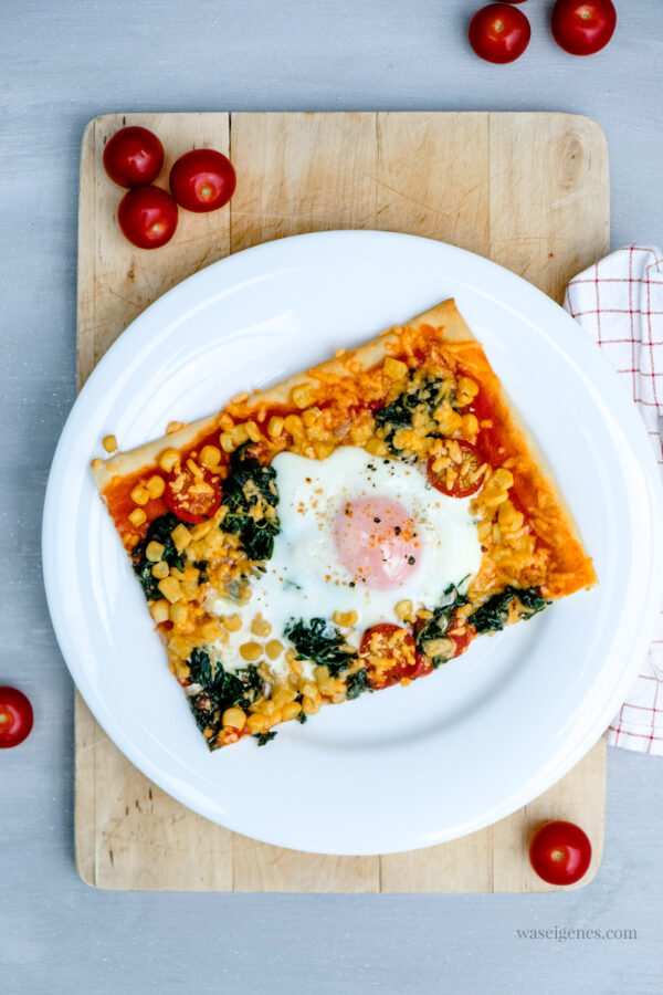 Spinat-Pizza mit Mais, Tomaten & Spiegelei - Fix vom Blech