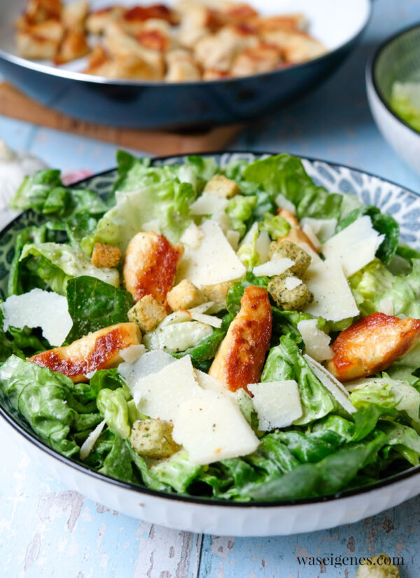 Caesar Salad mit Hähnchen, cremigem Dressing und Parmesan