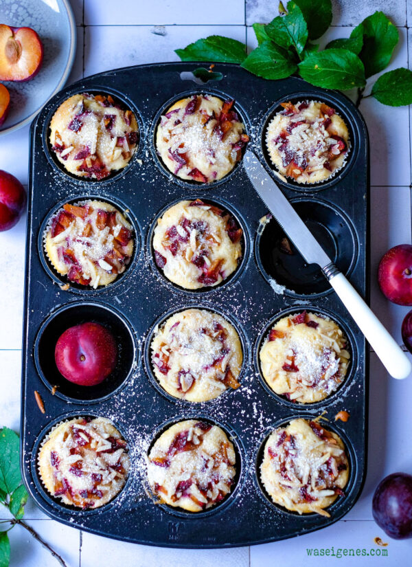 Pflaumenmuffins mit Quark-Öl-Teig und Mandelstiften
