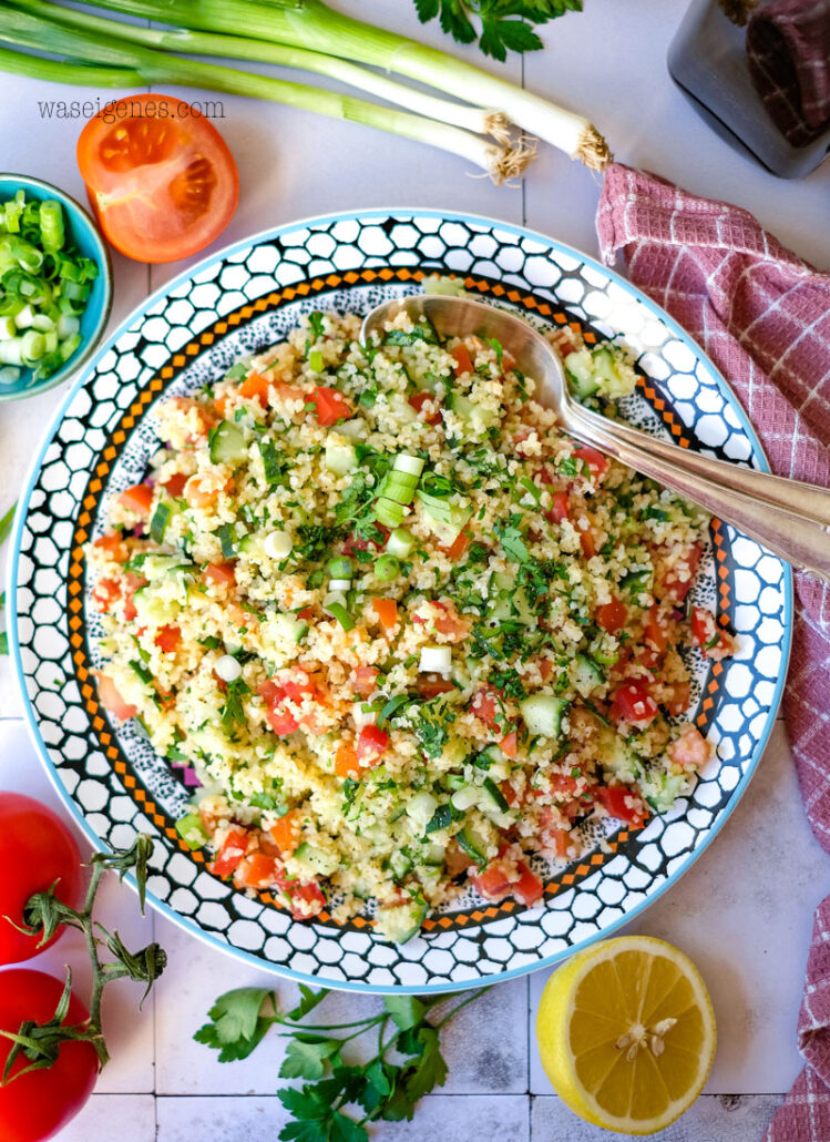 Einfacher Bulgursalat mit Tomaten, Salatgurke & Petersilie