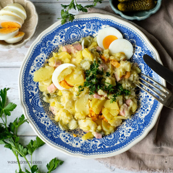 Kartoffelsalat mit Brühe und Mayo, Gürkchen und Ei | was eigenes