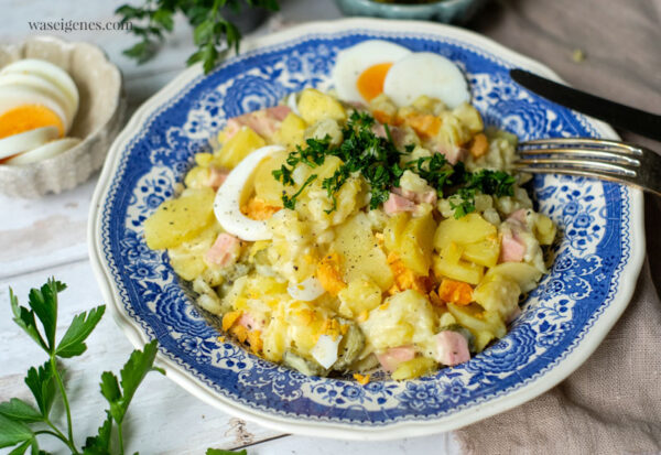 Kartoffelsalat mit Brühe und Mayo, Gürkchen und Ei | was eigenes