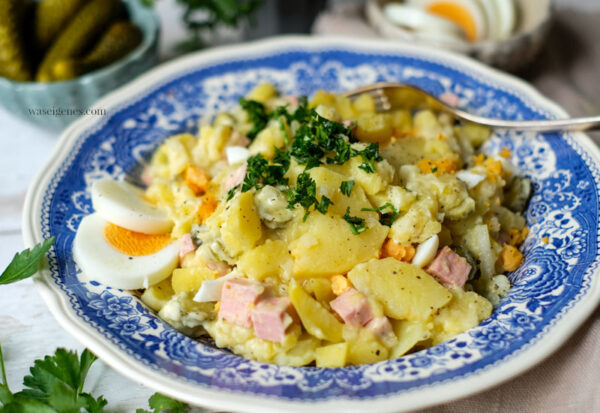 Kartoffelsalat mit Brühe und Mayo, Gürkchen und Ei | was eigenes