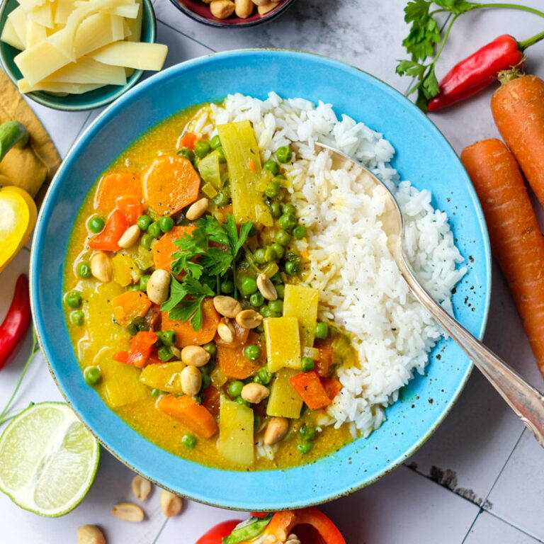 Gemüse-Curry mit Kokosmilch, Erdnüsse & Reis