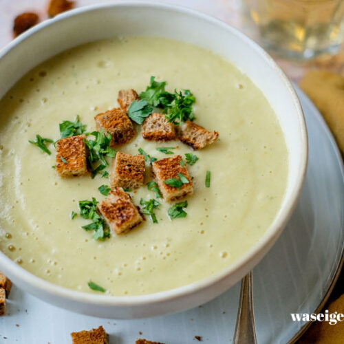 Rezept: Sellerie-Cremesuppe mit Toastbrot & Petersilie