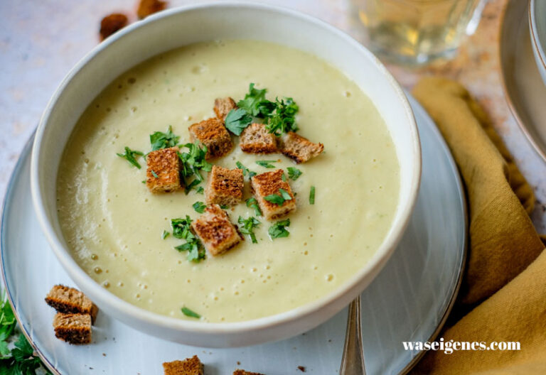 Rezept: Sellerie-Cremesuppe mit Toastbrot & Petersilie