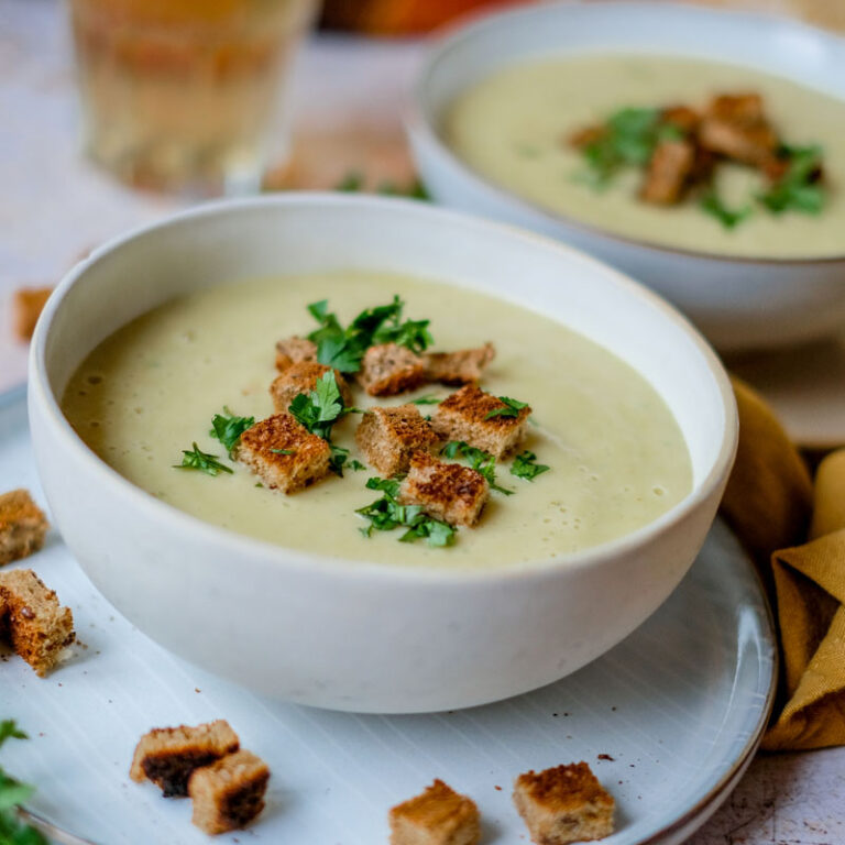 Rezept: Sellerie-Cremesuppe mit Toastbrot & Petersilie