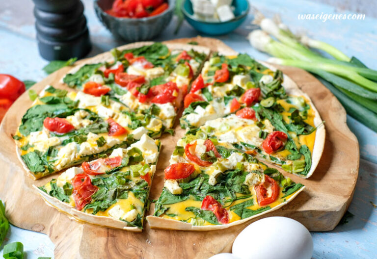 Tortilla-Pizza mit Spinat, Feta & Ei, low carb & proteinreich