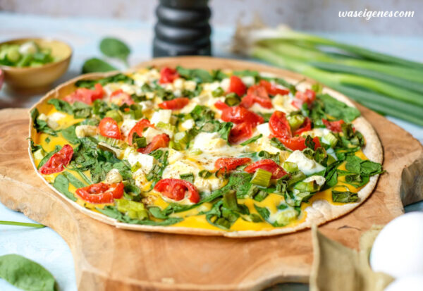 Tortilla-Pizza mit Spinat, Feta & Ei, low carb & proteinreich